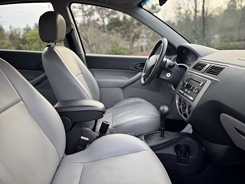 2005 focus interior