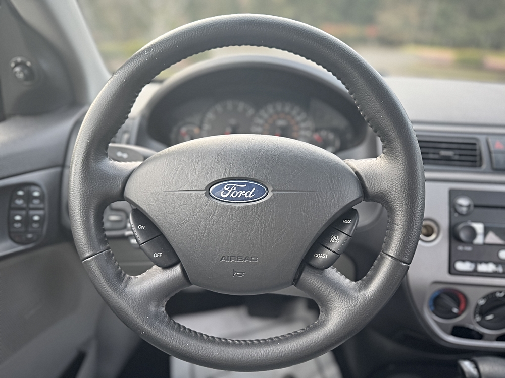 2005 focus interior
