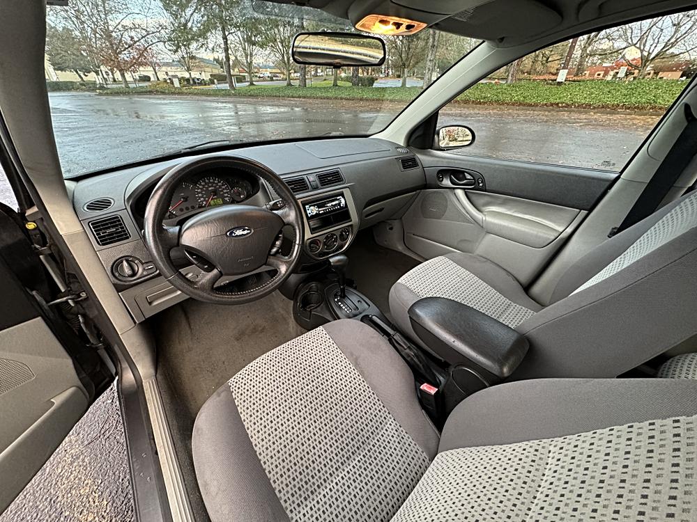 2006 focus interior