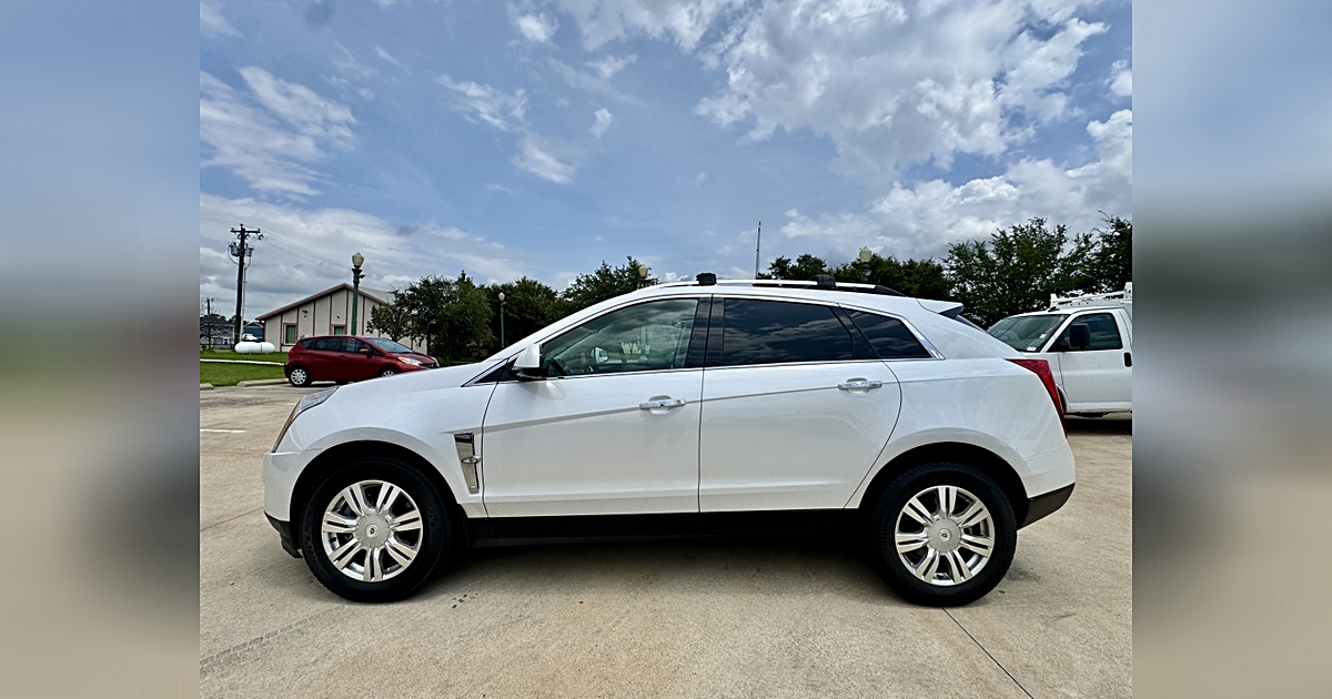 2011 Cadillac SRX Luxury Collection 3.0 - 2 TV's - Sunroof - Rain ...