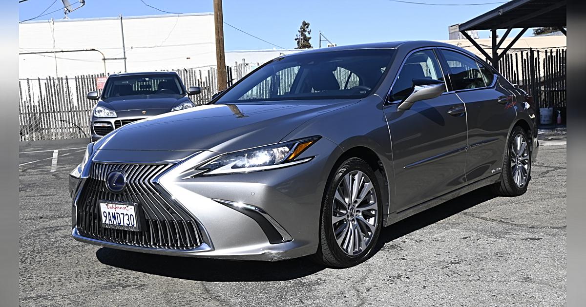 2019 LEXUS ES300H LUXURY! LOW MILES!