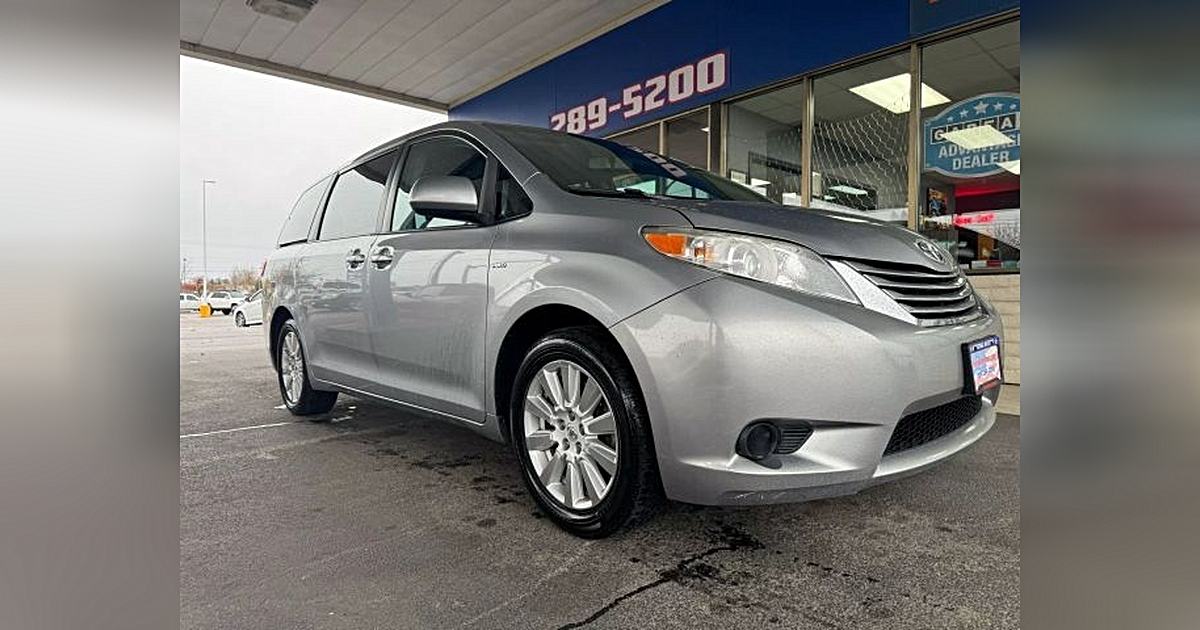 National Motors 2017 Toyota Sienna LE Minivan 4D | Auto dealership in ...