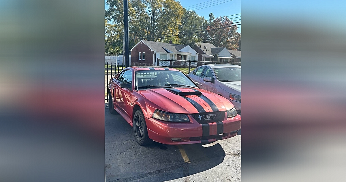 2001 Ford Mustang GT Deluxe 2dr Fastback